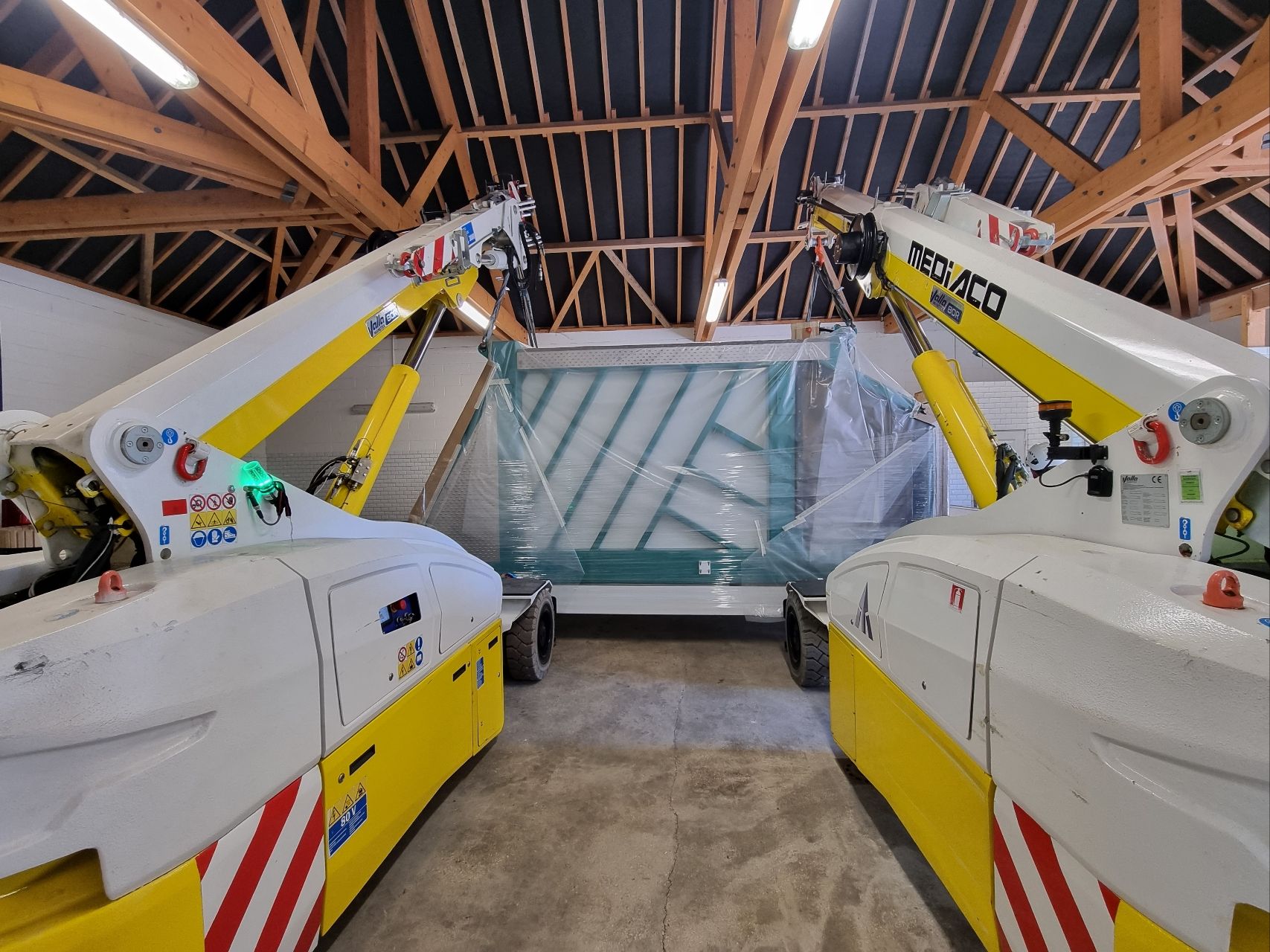 Valla cranes lifting precision on display - Valla Cranes