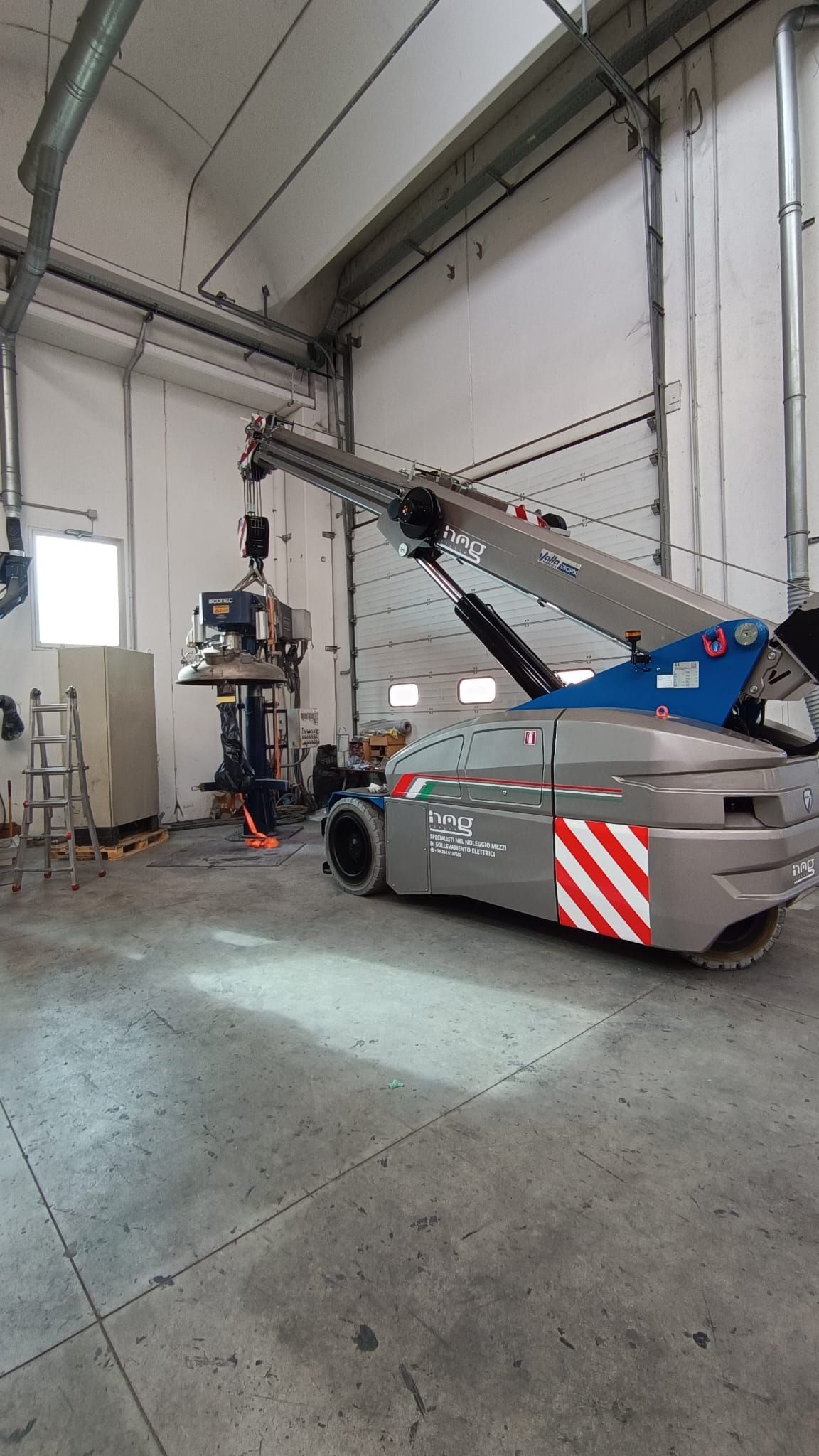 Valla V130RX Crane: Enhancing Industrial Handling in Italy - Valla Cranes